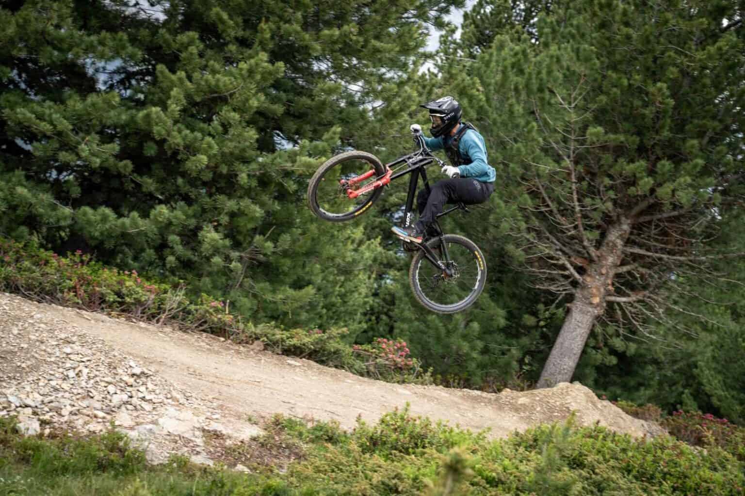 Downhill, uno sport adrenalinico: cos’è e come iniziare